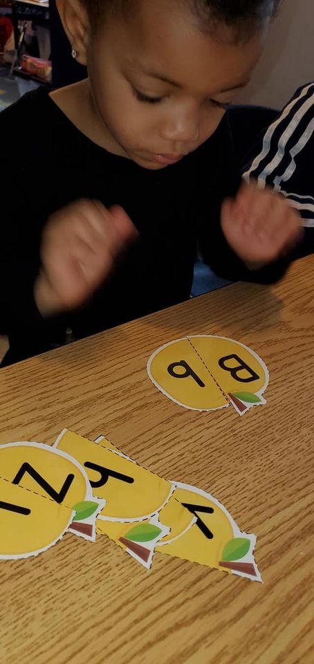 Uppercase and Lowercase Letter Matching With Paper Apples. TeachersMag.com