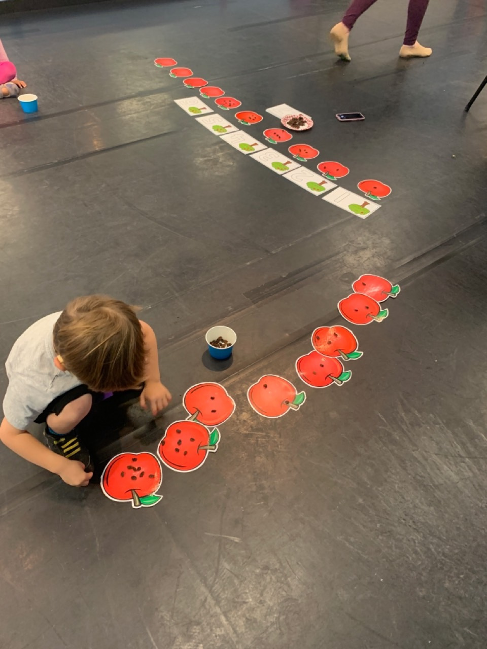 Apple seed counting. TeachersMag.com