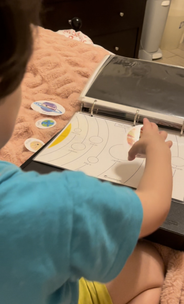 Learning the Solar System. TeachersMag.com