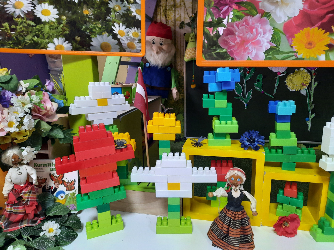 The diverse theme of summer flowers. TeachersMag.com