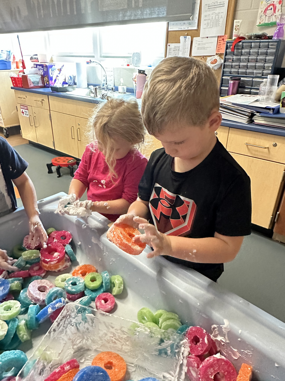 3 little pigs building houses. TeachersMag.com