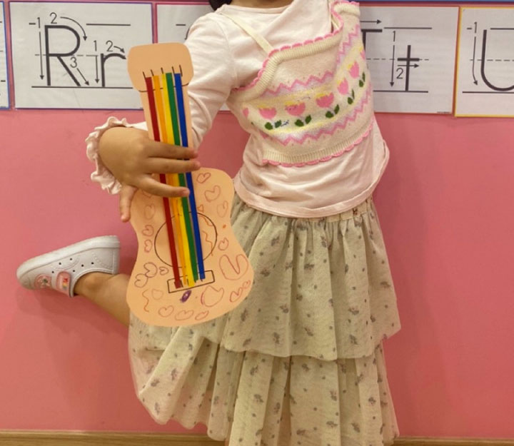 Making a Rainbow Guitar with our Apple Class. TeachersMag.com