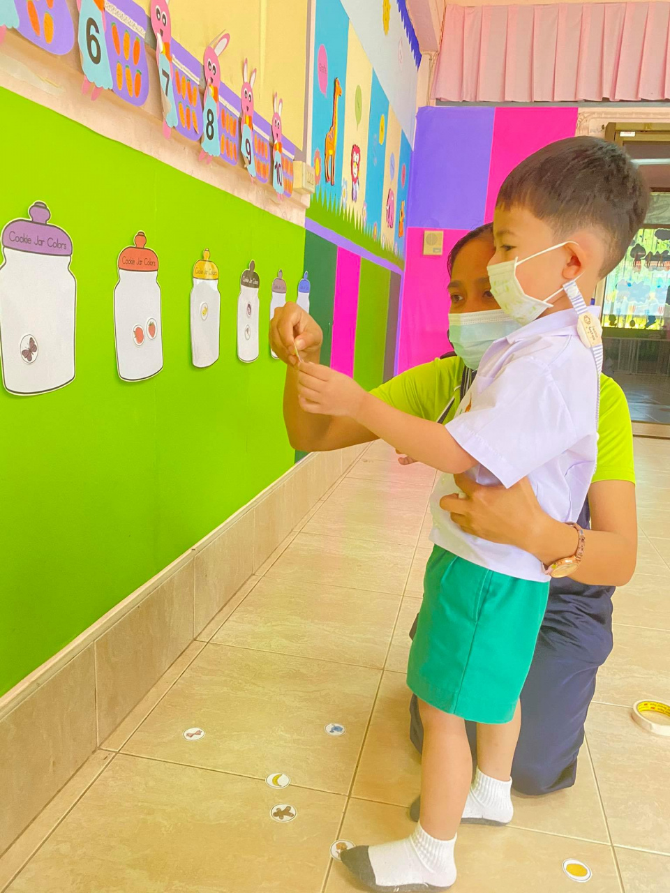 Jar sorting colors with pre-school. TeachersMag.com