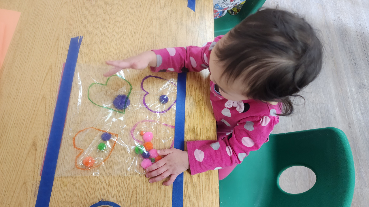 Valentines Day theme - Sorting pompom hearts by color - Sensory ...