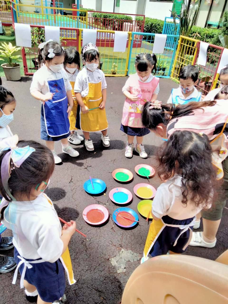 Playing with paint use Splatter Paint technique. TeachersMag.com